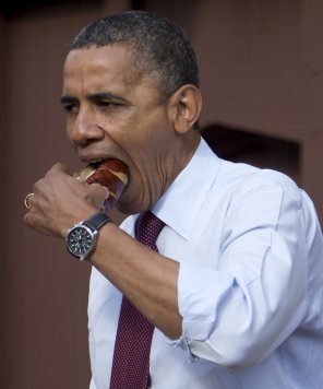 Pics: How to eat a hot dog like the world’s most powerful man