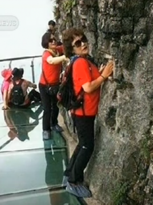 Terrifying experience for tourists as 394ft-high glass walkway cracks ...